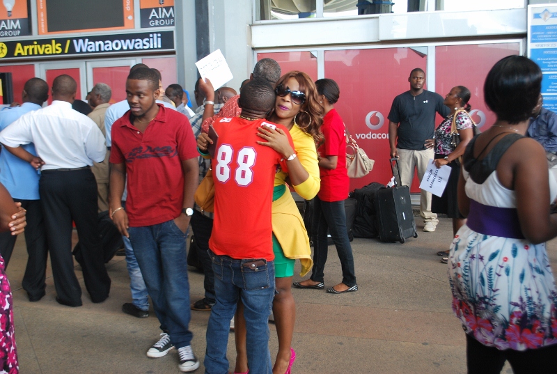 Exclusive: Picha za Lina alivyowasili kutoka Marekani – Bongo5.com