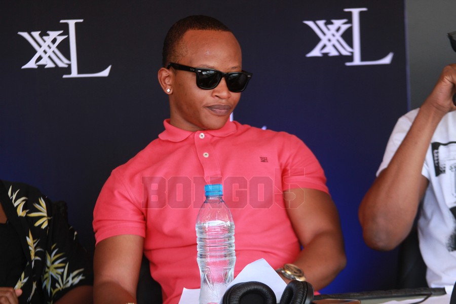 Picha: Diamond akiwa na team ya WCB waingia mtaani kuuza tiketi za show ...