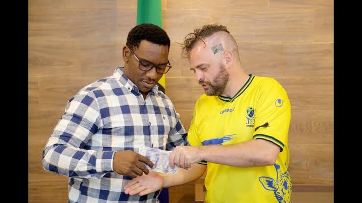 Bongo Zozo apewa Ubalozi wa utalii Tanzania rasmi na Waziri Kigwangalla ...