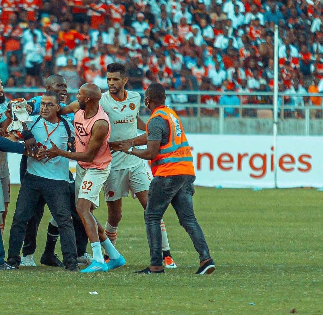 Aliyeingia uwanjani mechi ya Simba SC vs Berkane afungiwa na CAF ...