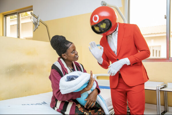 Masta Shangwe wa Vodacom watoa bima 200 Iringa – Bongo5.com Masta Shangwe wa Vodacom watoa bima 200 Iringa – Bongo5.com
