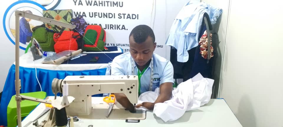 Fundi cherehani ambaye ni mlemavu wa mikono aiomba serikali ajira ...